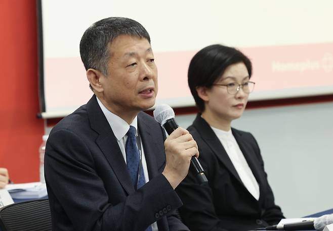고개 숙인 홈플러스 경영진 부도 막으러면 회생 불가피