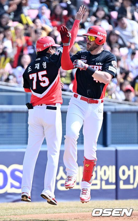 ‘테스형은 잊어라’ 위즈덤 첫 홈런 터졌다! 최승용 상대 총알홈런 대폭발…타구 속도 무려 179km [오!쎈 잠실]