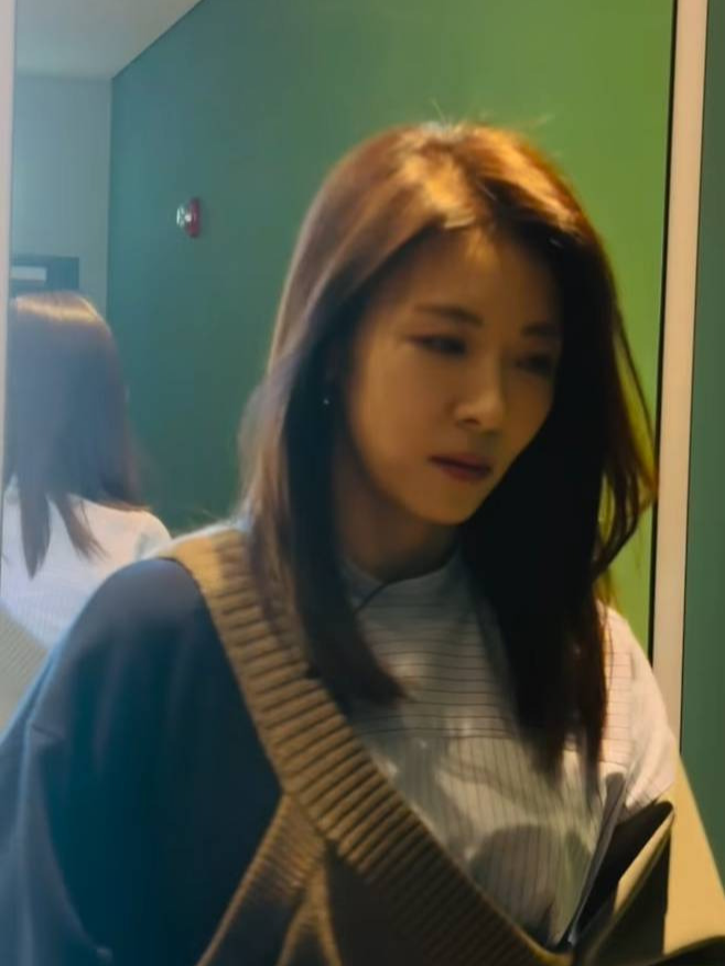 46세 실화 외계인 연기 꿈꾸는 미녀 배우 미니 스커트롱부츠로 ‘역대급 기럭지 대본은 내운명