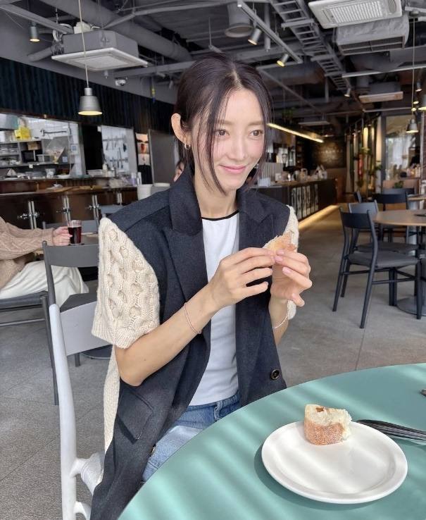 18살 연상 유명 연예인과 결혼해 다섯 아이 엄마 된 그녀 176cm 모델 포스 외출룩 스타와 패션