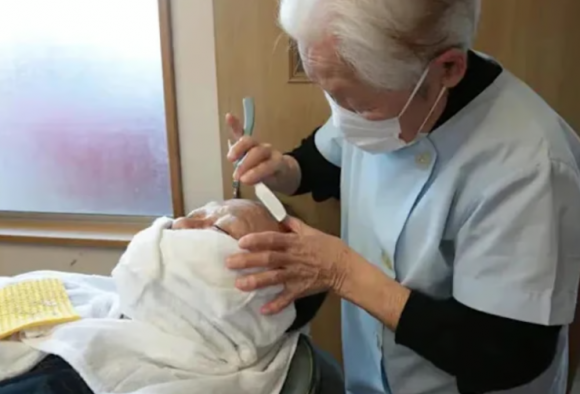 이것 하지 마라” 술·담배 아니었다日108세 이발사의 장수 비결