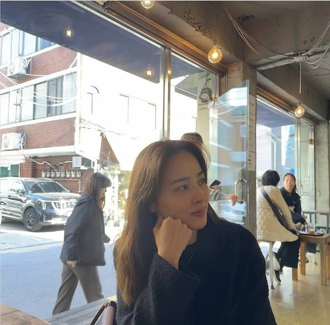 8살 연하 남편보다 더 어려 보인다고 세월 비껴간 43세 여배우 트위드 코트룩 스타와 패션