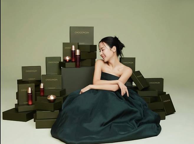 조여정 44살 맞아 너무 내린 오프숄더 머리 묶은 초동안 미모 드레스룩 뷰티는 내운명