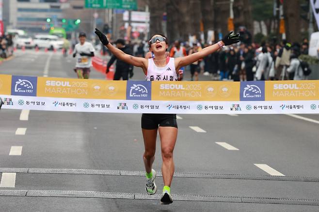 김홍록 서울마라톤 남자 국내부 2연패2시간12분29초