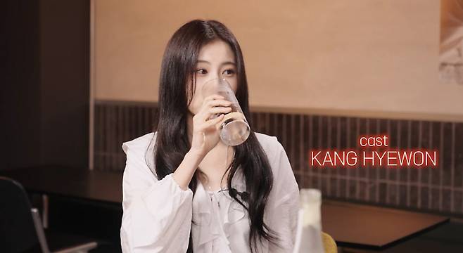 드라마 캐릭터때문에 37kg까지 감량했던 25세 여배우의 화이트 프릴 블라우스룩 | 투데이 셀럽패션