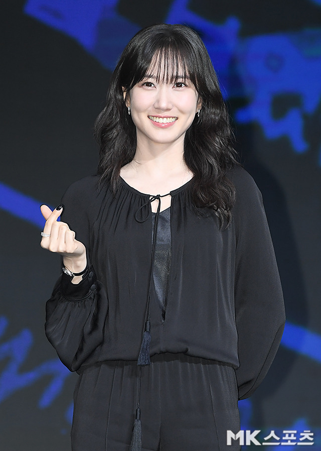 박은빈 실수로 잠옷 입었나 슬립 위에 나풀나풀 시스루 올블랙 여신룩 뷰티는 내운명