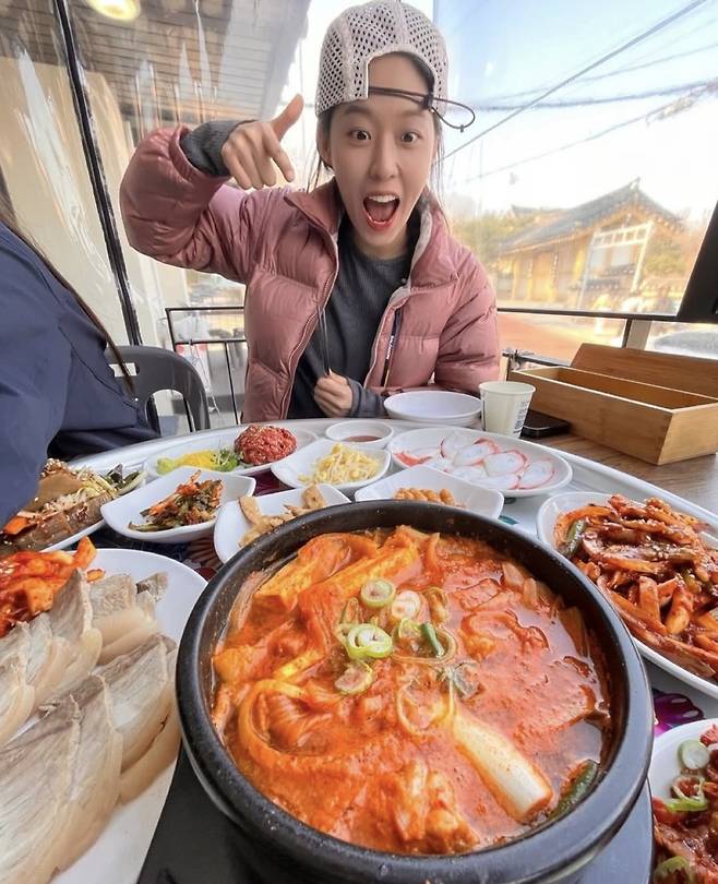 설현 인왕산 정복 미모의 9등신 비율 핑크 패딩카고팬츠 힙한 등산룩 뷰티는 내운명