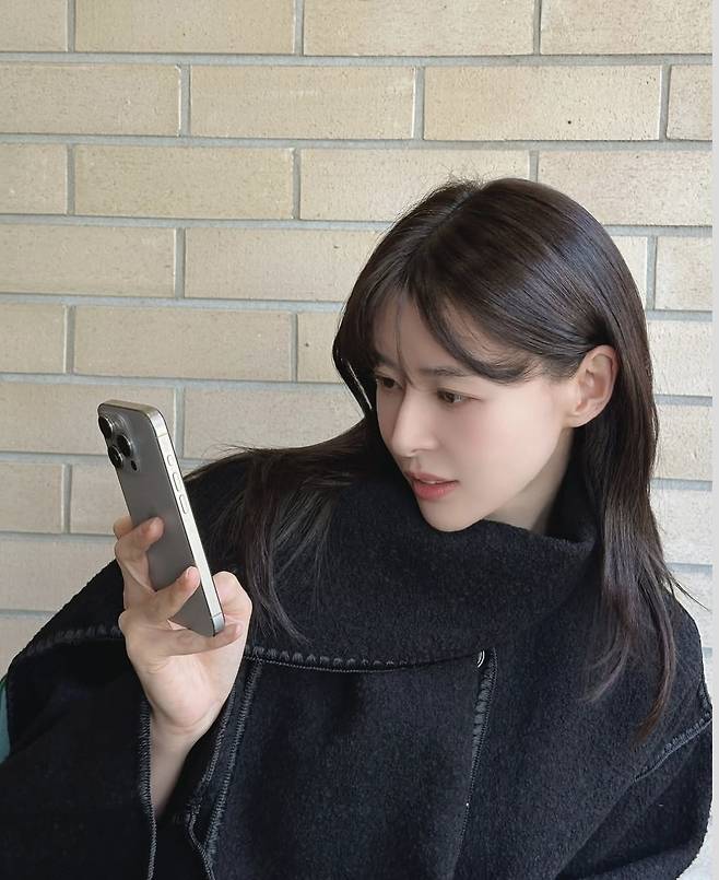 배우인 줄만 알았는데 걸그룹 활동까지 172cm 비율 끝판왕 여배우 올블랙 롱코트룩 뷰티는 내운명