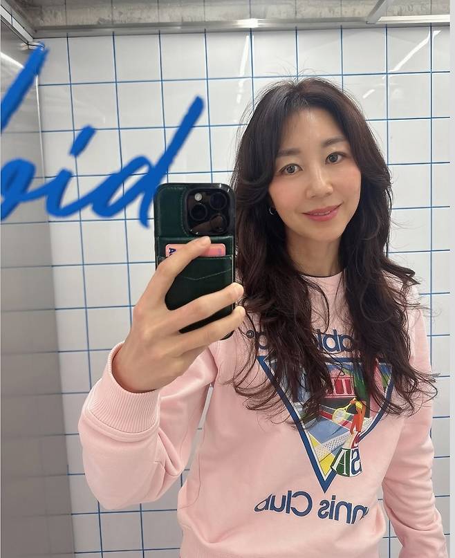 윤종신 아내 전미라 이게 진짜 40대 비주얼 핑크 트레이닝룩으로 뽐낸 러블리 동안美 뷰티는 내운명