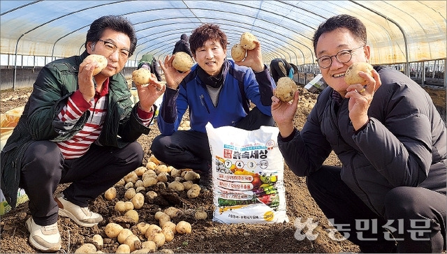 미생물 함유한 혼합유기질비료 ‘흙속세상 호평