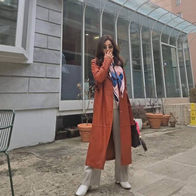 시집올래요 첫마디에 결혼 30년 60대 여배우 코트 선글라스 우아한 봄 나들이룩 대본은 내운명