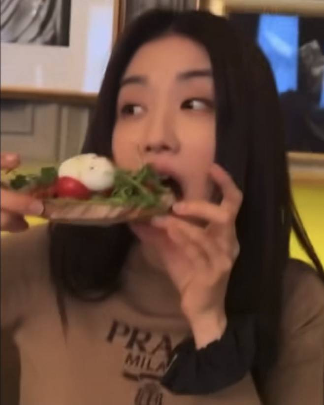 시사회 구경 갔다가 캐스팅 운명처럼 스타가 된 여배우 런던을 뒤흔든 프라다 코트룩 대본은 내운명