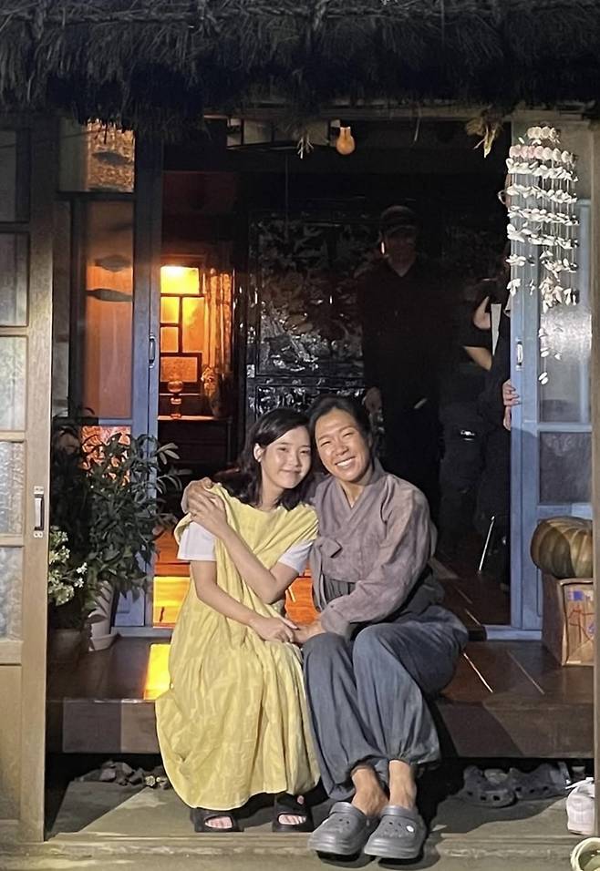 ‘폭싹 속았수다 아이유 ‘광례 엄마와의 비하인드 컷 공개에 보자마자 눈물이 왈칵