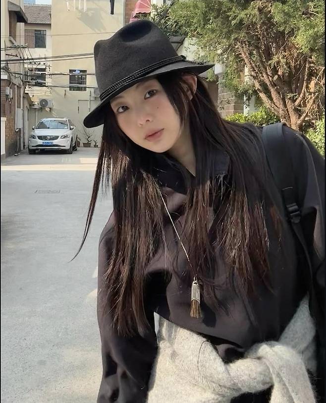 금새록 치마야 바지야 상하이 홀린 예쁜이 신사 셔츠에 모자 눌러쓴 모던 시크룩 뷰티는 내운명