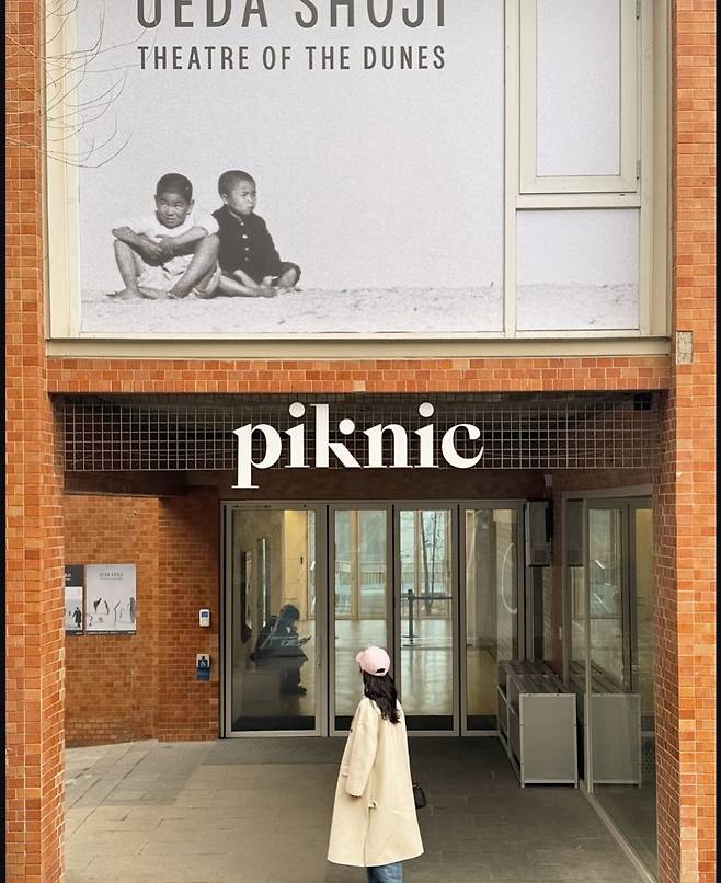 이혜성 눈 내리는 3월의 얼죽코 모자도 니트도 핑크핑크해 러블리 전시회 나들이룩 뷰티는 내운명