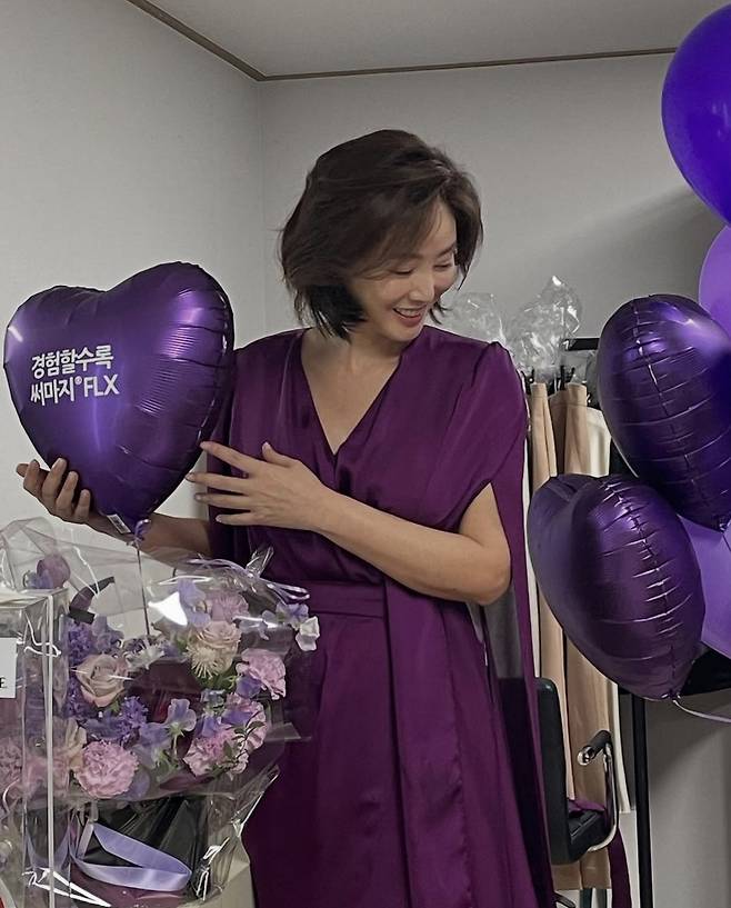 김성령 우아한 50대의 품격 다리 내민 각선美 눈부신 실크 드레스룩 뷰티는 내운명