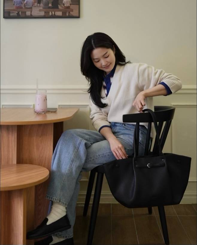 전진 아내 류이서 셀럽 중에 셀럽 니트에 데님 로맨틱한 청순 조합 카페 나들이룩 뷰티는 내운명