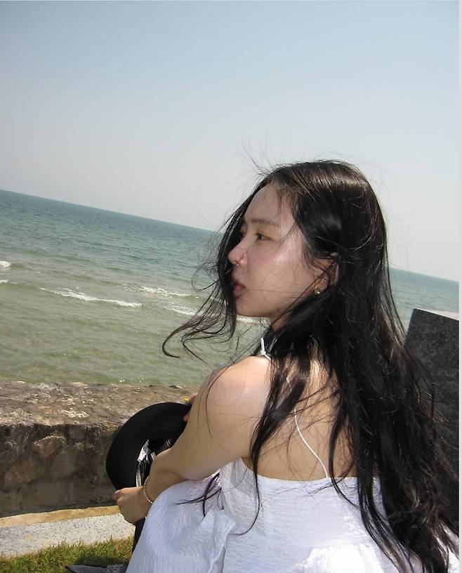 손나은 키도 큰데 하얗고 여리여리 페도라스카프에 원피스 하나로 끝낸 로맨틱 여행룩 뷰티는 내운명