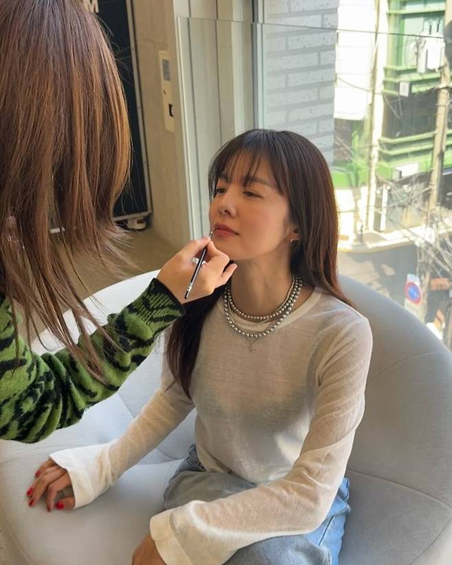 김성은 시스루 하나만 달랑 세아이 엄마 잊은 시스루 티셔츠 핫한 출근룩 패션엔