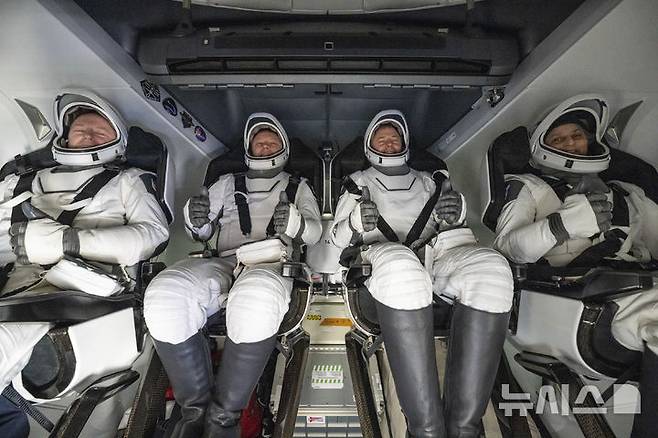 우주에 9개월간 체류한 우주비행사 2명 드디어 무사 귀환영상