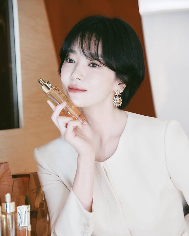 송혜교 43살 맞아 숏컷에 골드 이어링으로 국보급 미모 스타픽