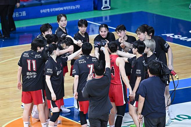 BNK 2승→‘女감독 최초 우승’ 보인다…이미 WKBL ‘역사’ 바꾸고 있다 [SS포커스]