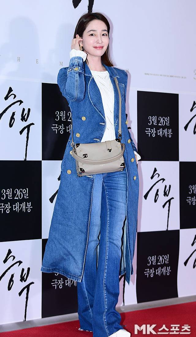 이민정 ♥이병헌 주연은 못 참지 코트도 데님으로 청청 깔맞춤 로맨틱 지원 사격룩 뷰티는 내운명