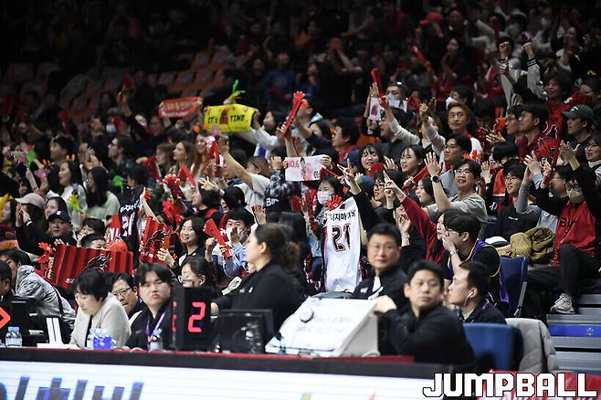 부산에서 당당히 외친 V1…BNK, 박혜진의 극적인 결승포 앞세워 창단 첫 우승