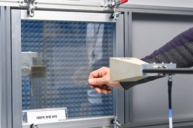 “건물유리에 필름 붙였더니” 실내서 5G 빵빵…ETRI, ‘지능형 안테나’ 기술 개발