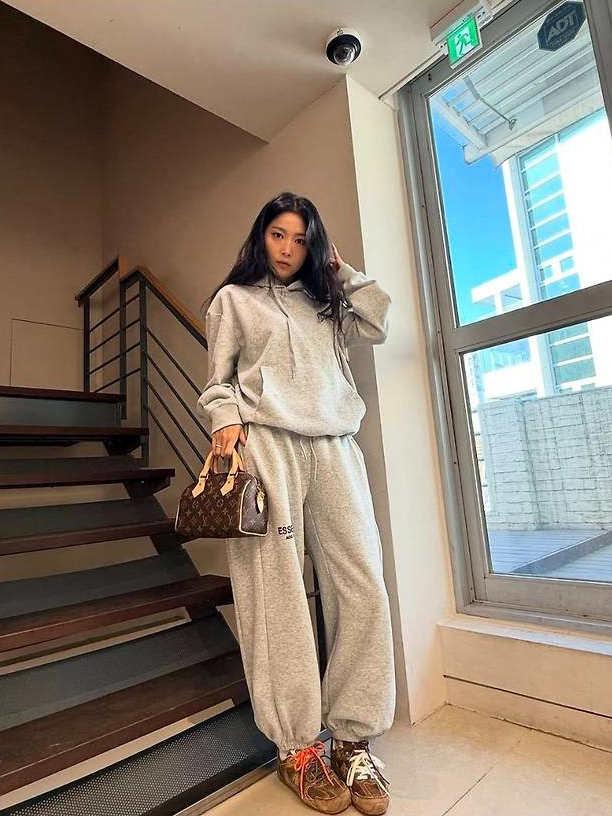 레이싱 모델 출신다운 169cm·53kg 여배우, 츄리닝도 ‘이기적인 모델핏’ 후디 조거룩 | 대본은 내운명