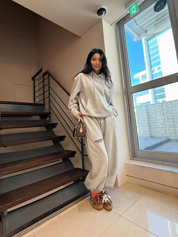 레이싱 모델 출신다운 169cm·53kg 여배우, 츄리닝도 ‘이기적인 모델핏’ 후디 조거룩 | 대본은 내운명