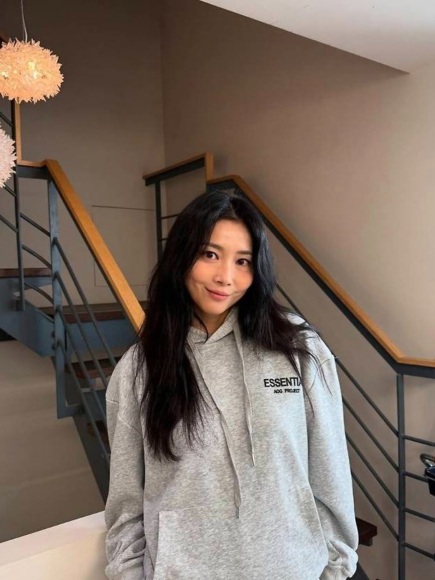 레이싱 모델 출신다운 169cm·53kg 여배우, 츄리닝도 ‘이기적인 모델핏’ 후디 조거룩 | 대본은 내운명