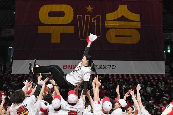 WKBL 최초 여성 사령탑+최초 선수-감독 우승...'최초'로 가득 채운 BNK 박정은 감독