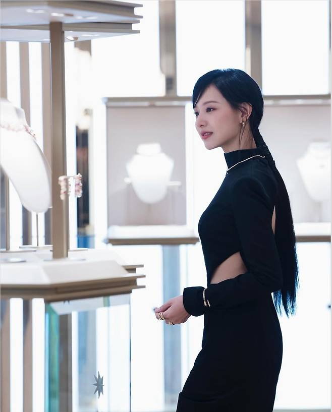 김지원 조각 같은 미모 절제된 우아함 주얼리 포인트 컷아웃 블랙 드레스룩 스타와 라이프