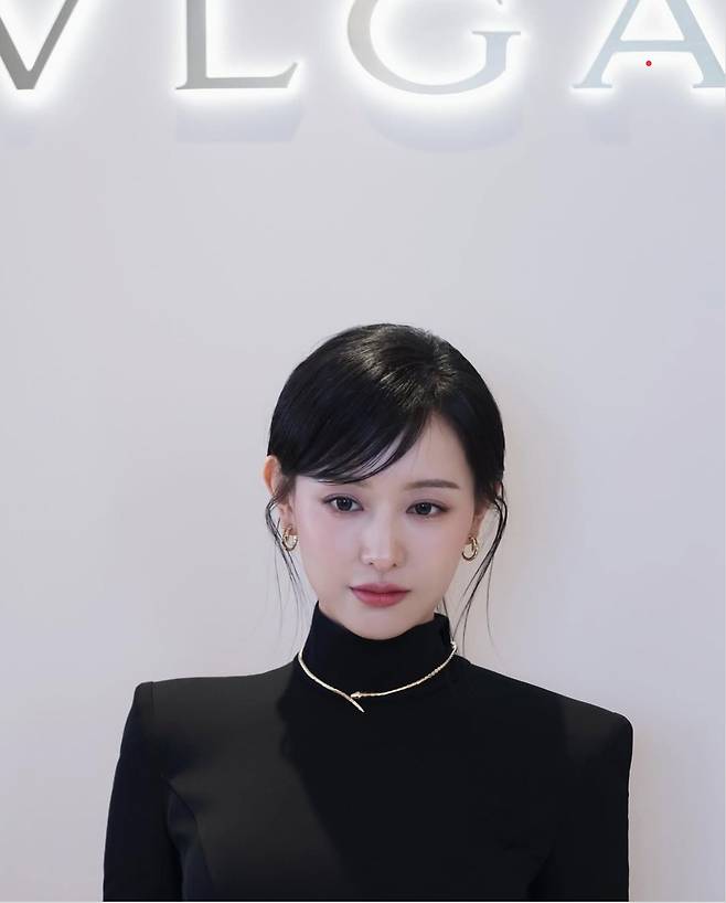 김지원 조각 같은 미모 절제된 우아함 주얼리 포인트 컷아웃 블랙 드레스룩 스타와 라이프
