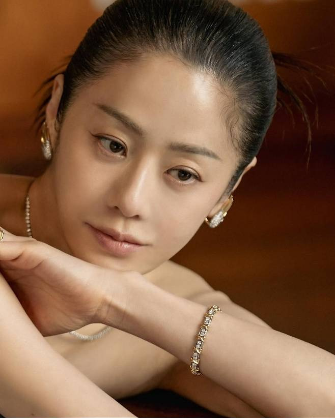 혼자 또 ‘모래시계 뒤집었다 30년 전 미모 그대로인 50대 초동안 여배우 오프숄더룩 대본은 내운명
