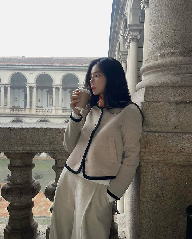 "48kg 넘으면 몸이 무거워"11kg 감량 후 칼같이 유지 여가수, 밀라노 크롭 여행룩 | 뷰티는 내운명