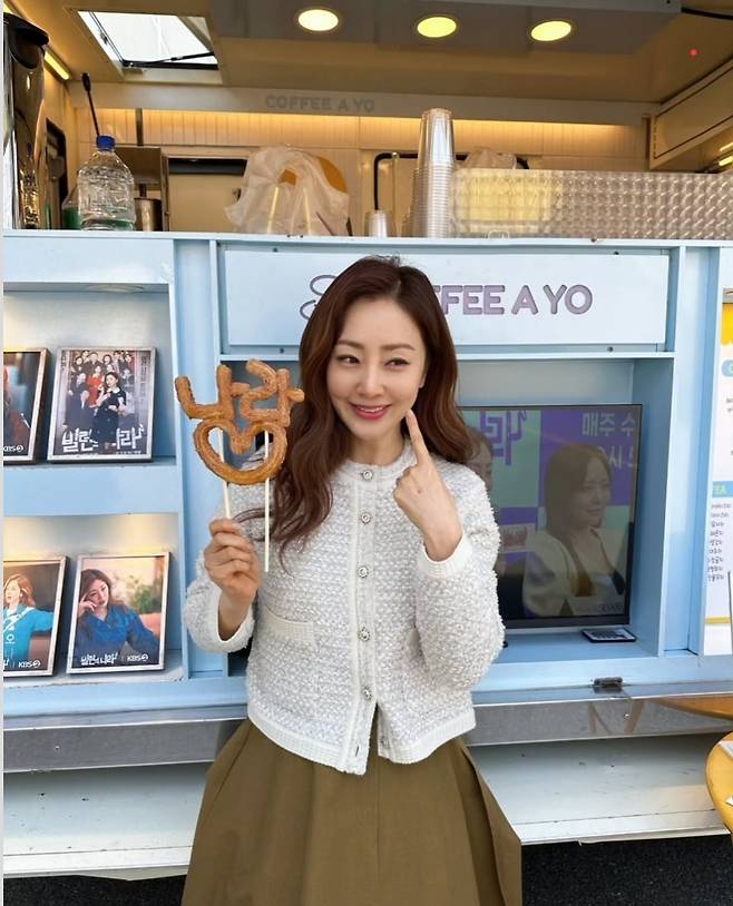25년 변함없는 일편단심50대 나이보다 20살은 어려보이는 여배우 트위드 롱스커트룩 뷰티는 내운명