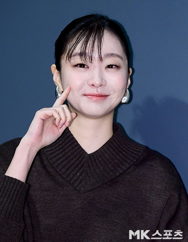 천재신인”으로 불린 여배우 볼수록 ‘햄토리 브라운 니트러플 롱스커트룩 대본은 내운명