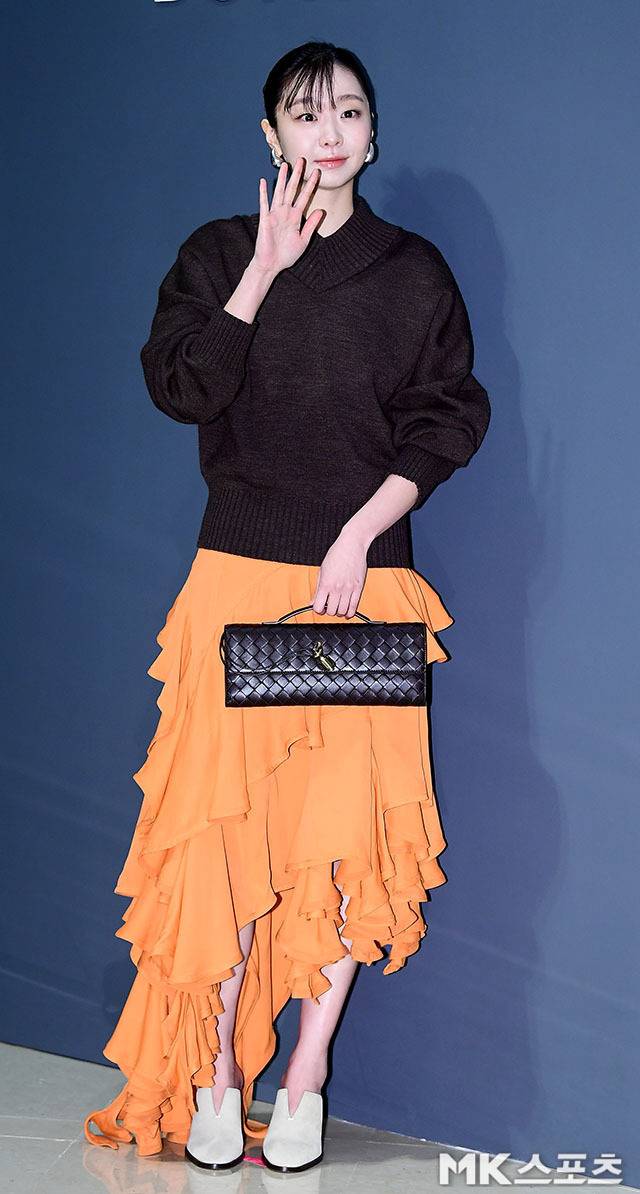 천재신인”으로 불린 여배우 볼수록 ‘햄토리 브라운 니트러플 롱스커트룩 대본은 내운명