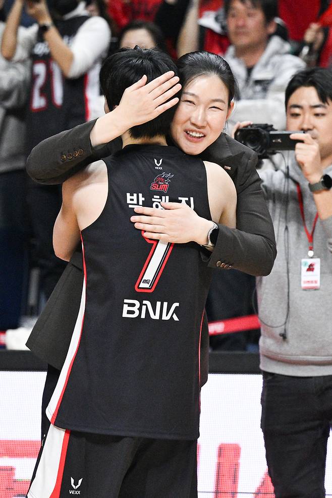 “보여주고 싶었죠” 女지도자 편견 ‘격파’…박정은 감독, WKBL ‘흐름’ 완전히 틀었다 [SS포커스]