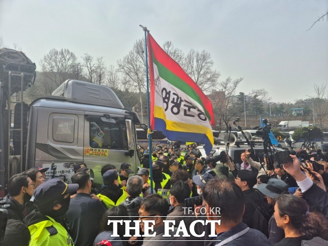 전농은 트랙터 시위 윤 지지자들은 고성남태령 긴장 고조