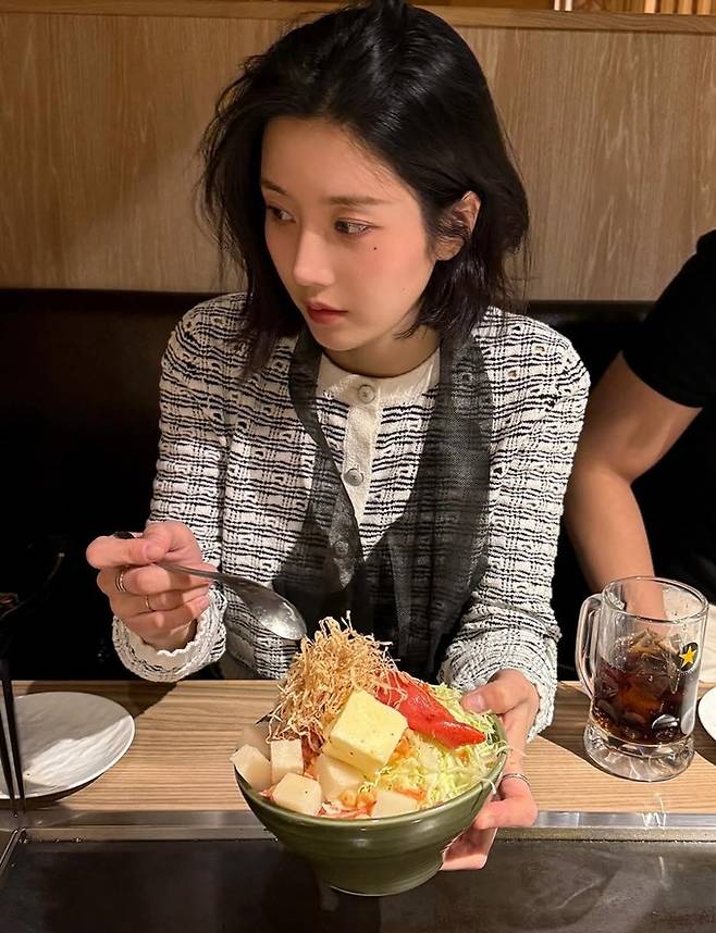 권은비 벚꽃이 활짝 일본 밤 속으로 봄 만난 숏컷 여신 니트 카디건 산책룩 패션엔