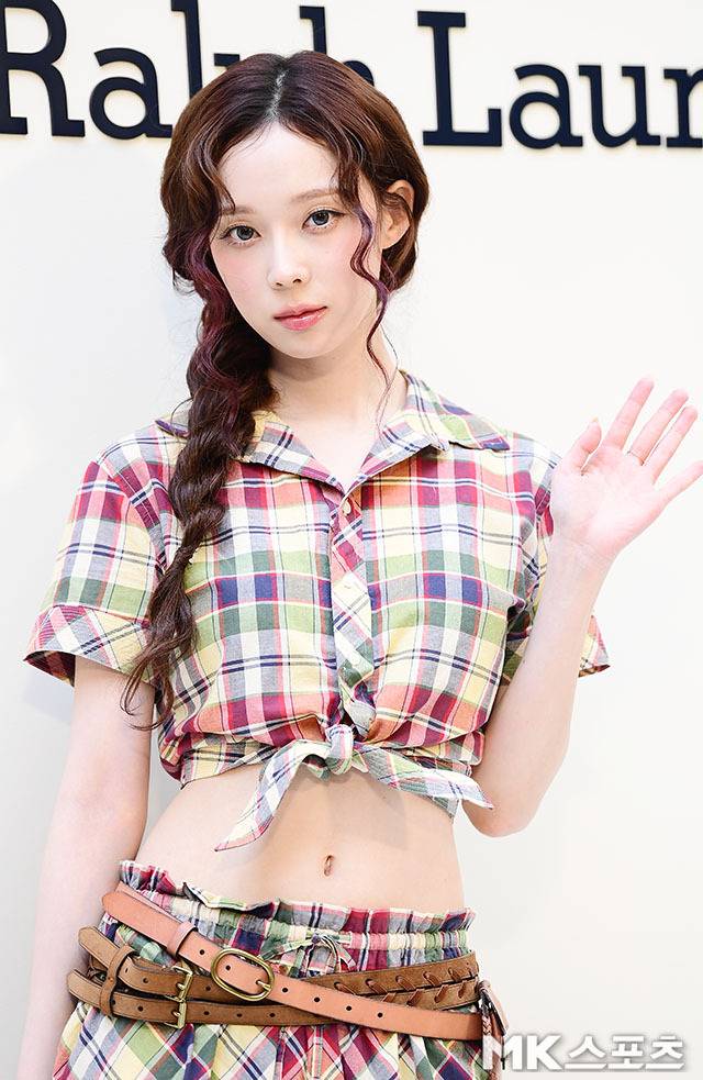 에스파 윈터 작은 체구에 개미허리 셔츠는 크롭으로 질끈 요정미 롱스커트 셋업룩 뷰티는 내운명
