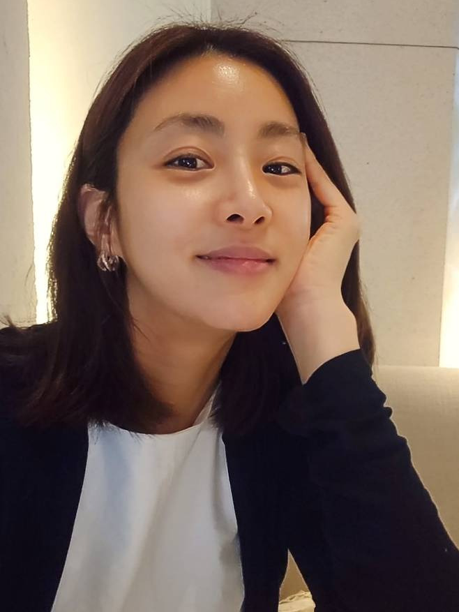 딸이 벌써 이렇게 컸어” 여배우와 3살 딸 손 꼭 잡은 모녀의 따뜻한 외출룩 대본은 내운명
