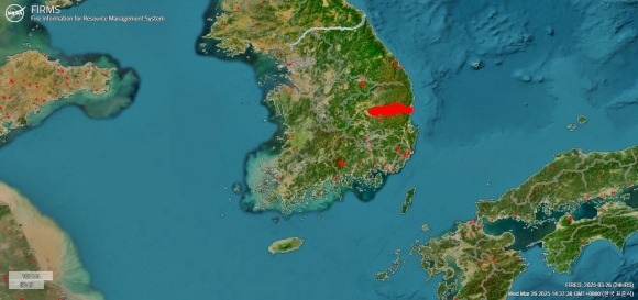 우주서도 찍힌 ‘괴물 산불 처참시뻘건 한반도 연기 자욱 포착
