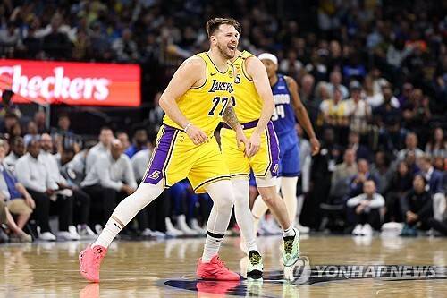Nba ‘르브론 버저비터 위닝샷·돈치치 34점 활약 Lal Ind 제물로 3연패 탈출