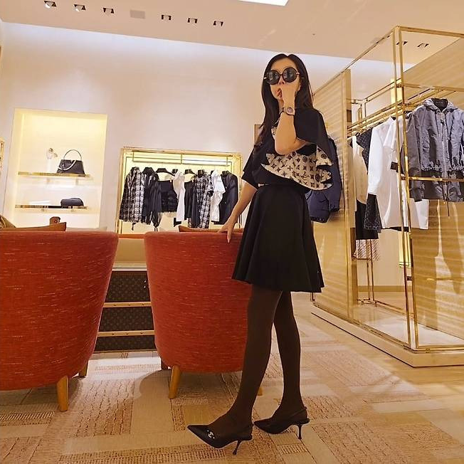 “60대 맞아?” 43kg '44 사이즈' 여배우, 20대 옆태 완성한 초동안 원피스룩 | 대본은 내운명