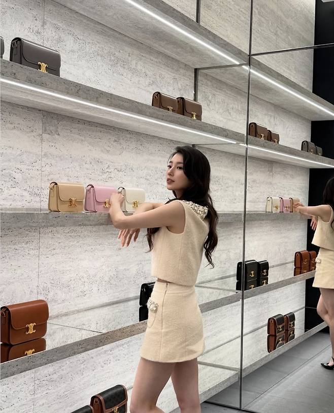 수지 싱가포르 반한 청순 세련미 다리 길이로 판타지 쓴 트위드 여신룩 뷰티는 내운명