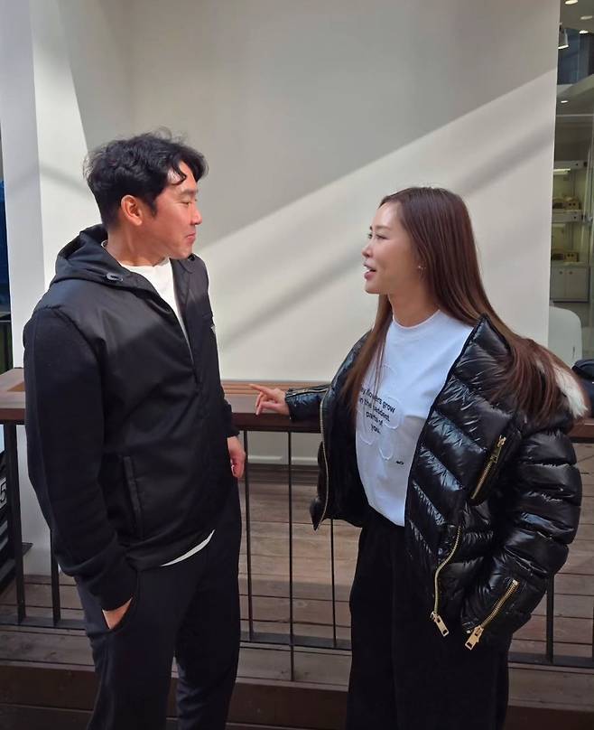 혼인신고 10년 만에 6살 연하 프로야구 코치 결혼식 올리는 여가수 데일리룩 스타와 패션
